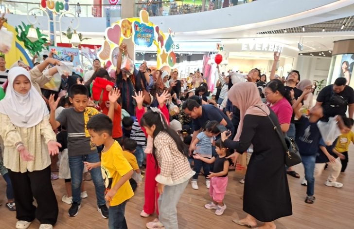 Anak-anak Bergembira Sambut 'Hujan Permen' di Yupiland Jelajah Negeri