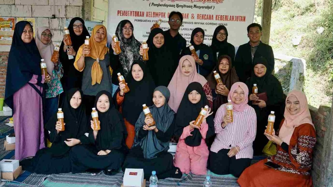Ibu-Ibu PKK RT 01 RW 08 Kelurahan Tembalang Sulap Jelantah Jadi ...
